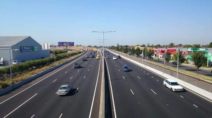 Difference Between Freeway And Highway - VIVA DIFFERENCES