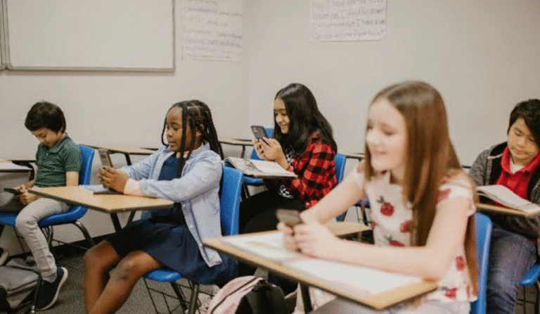 12 Reasons Why Phones Should Be Allowed in Schools - VIVA DIFFERENCES